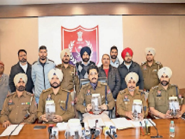 Deepu, a member of the Bishnoi gang, was arrested with 5 pistols and 25 ...