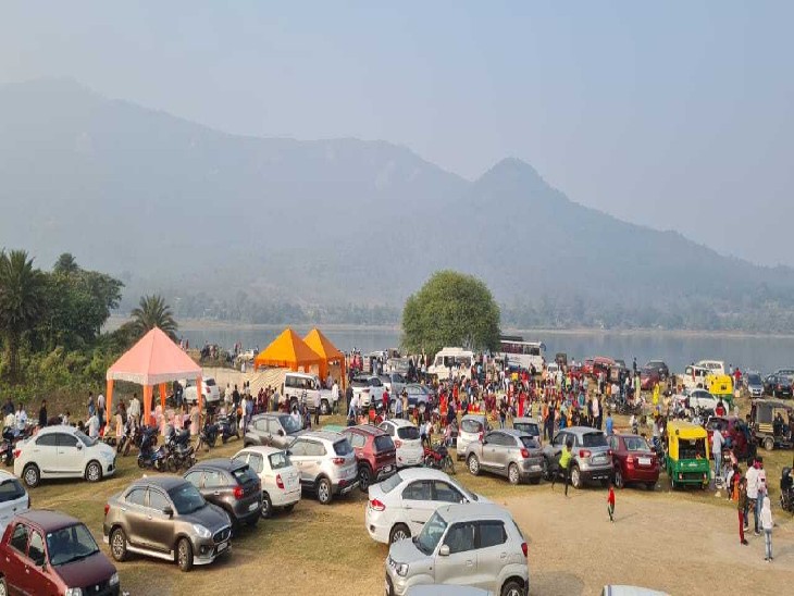 Thousands of people who reached Dimna Lake and Jubilee Park also came ...