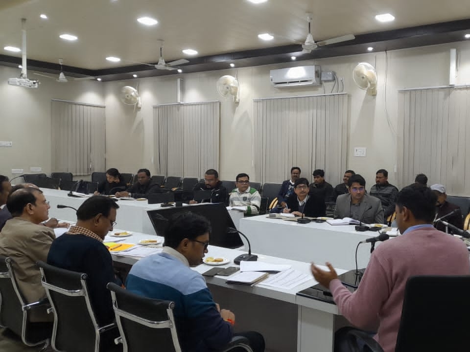 DM held a meeting in Unnao, asked the responsible people to visit on ...