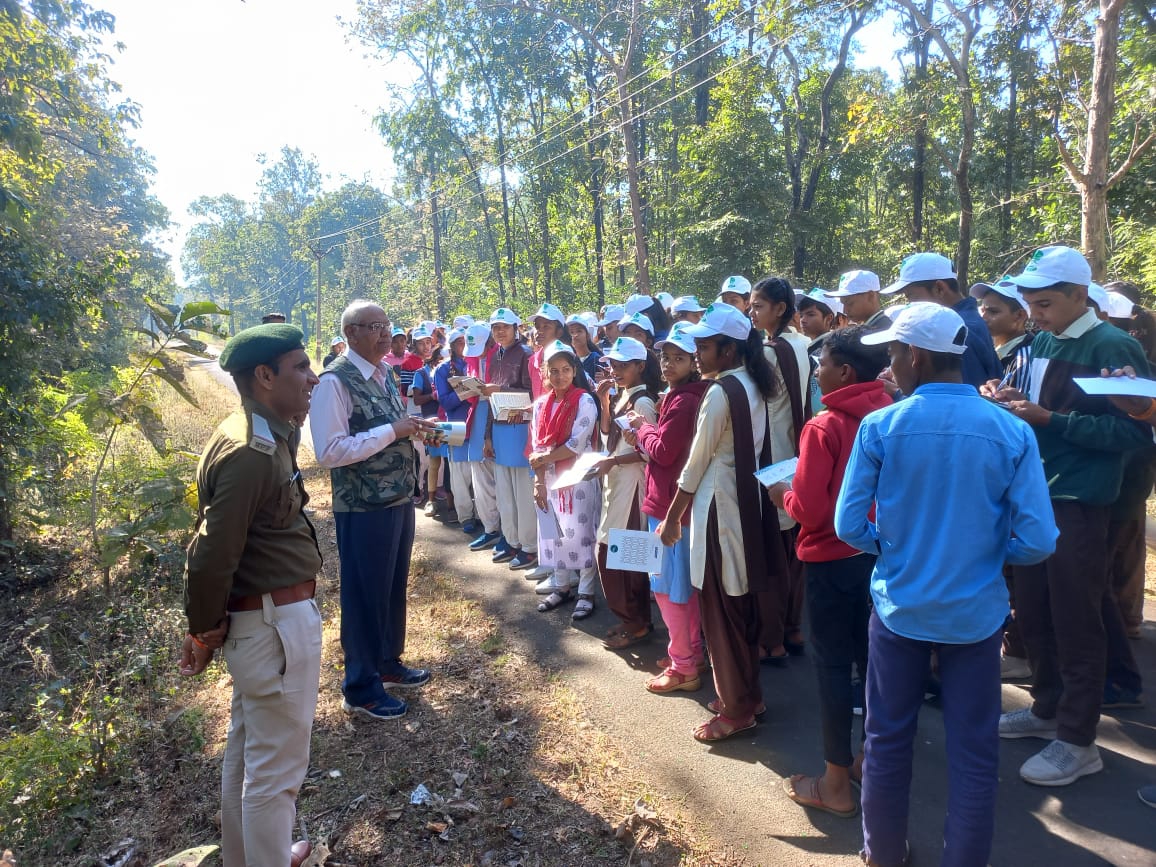 Children learned about forest wealth, got trees, plants, grass and ...