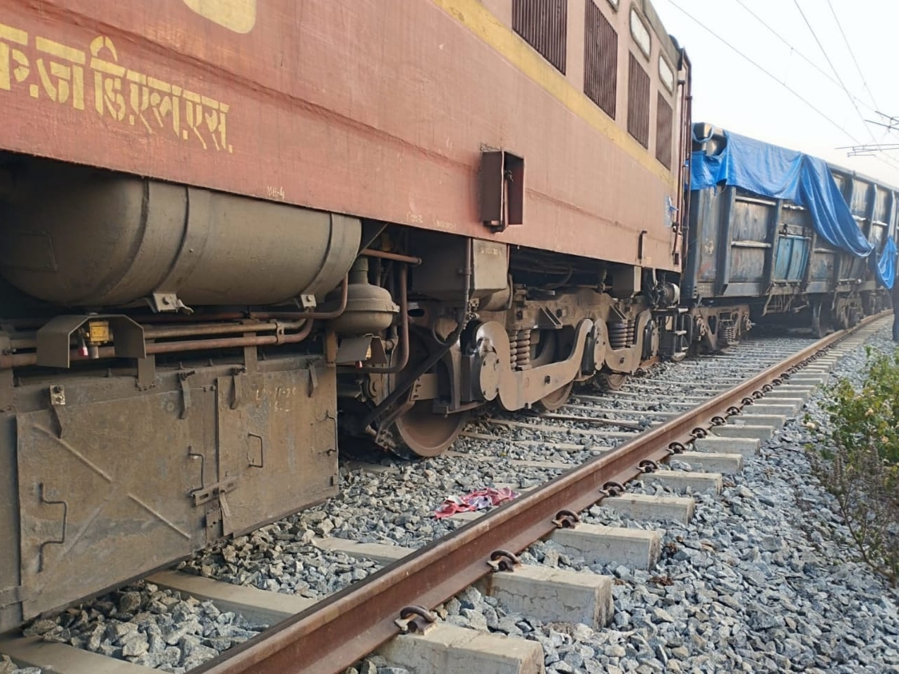 Accident averted due to slow speed, 58 bogie goods train carrying salt ...