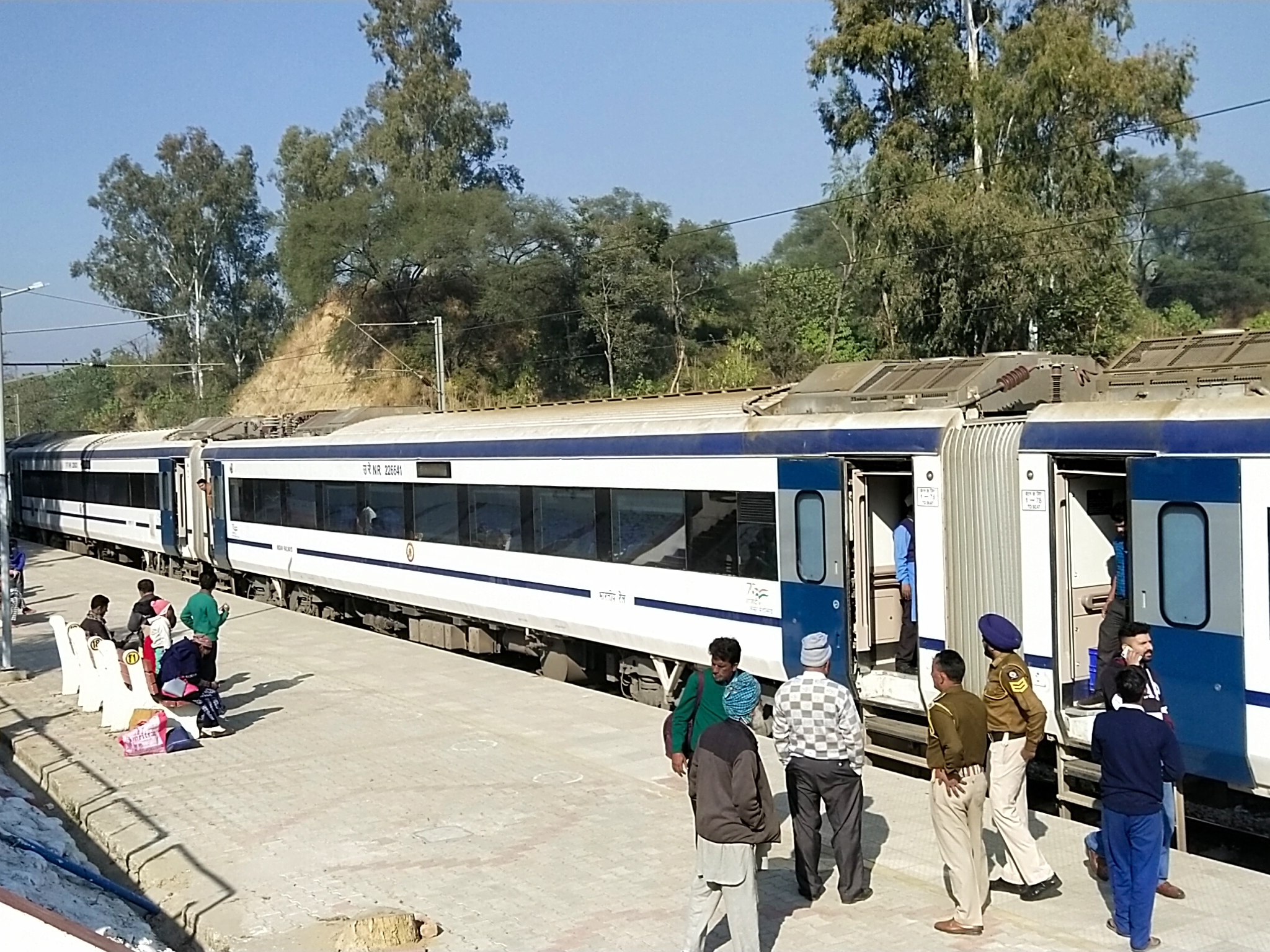 Una : Vande Bharat Express, Sabarmati Express, Himachal Express, fog ...