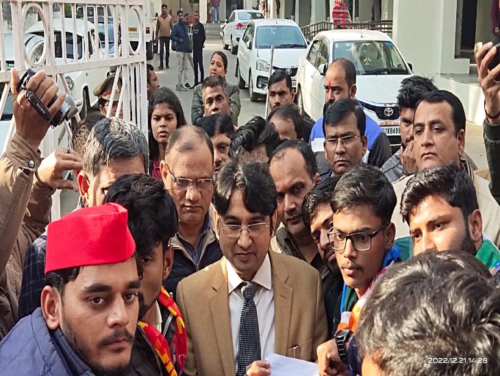 Lucknow - LU - Angry student organizations shouted slogans due to ...