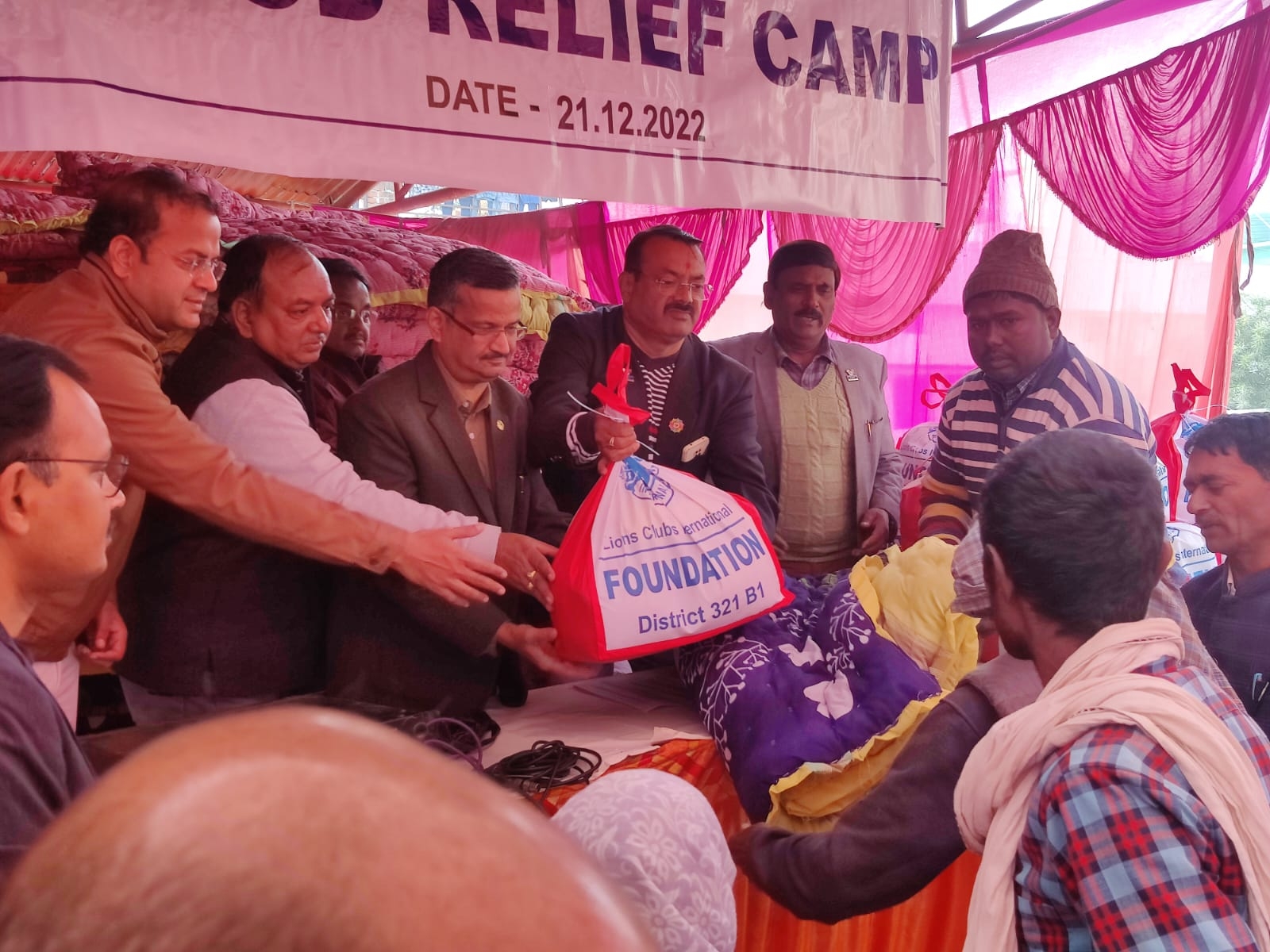 Gonda Lions Club distributed warm clothes including blankets, shawls ...