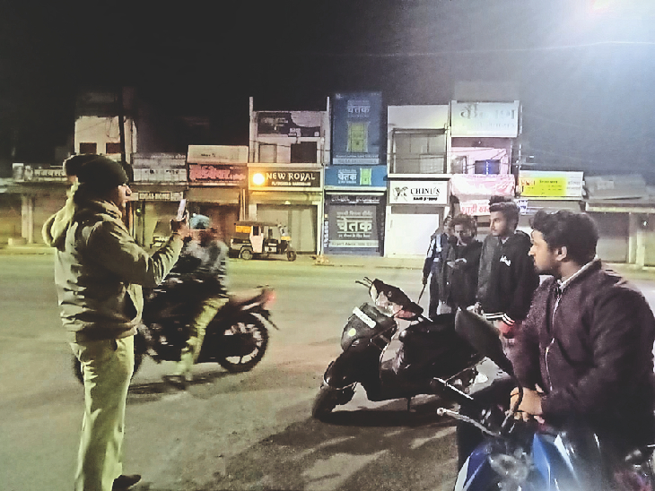 After 12 o'clock, taking photos of visitors, taking information | पुलिस ...