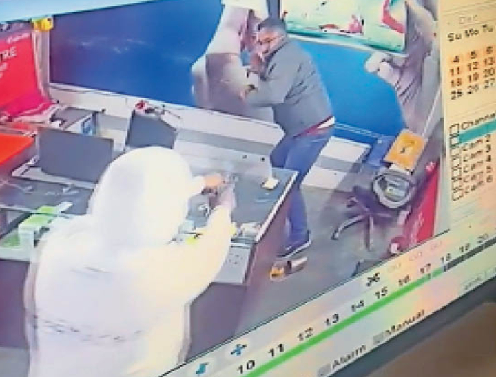 Robbers entered the shop, when he protested, beat the mobile shop owner ...