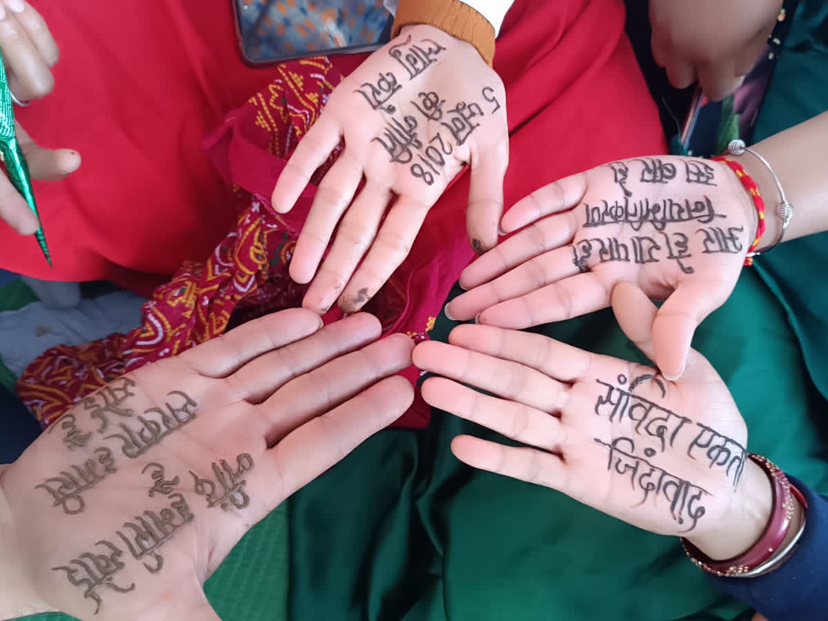 Contract health workers put henna on their hands, Sangharsh Morcha ...