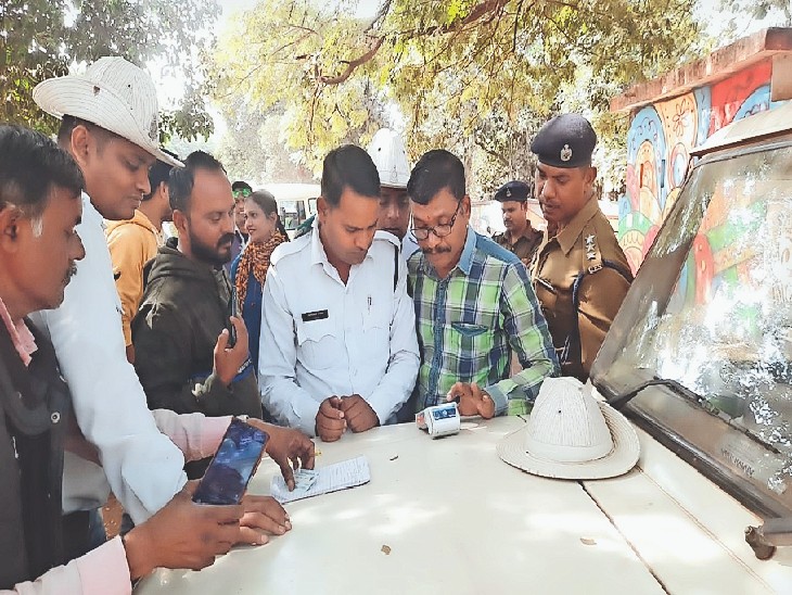 Superintendent of Police Dr. Abhishek Pallav handed over 31 e-challan ...