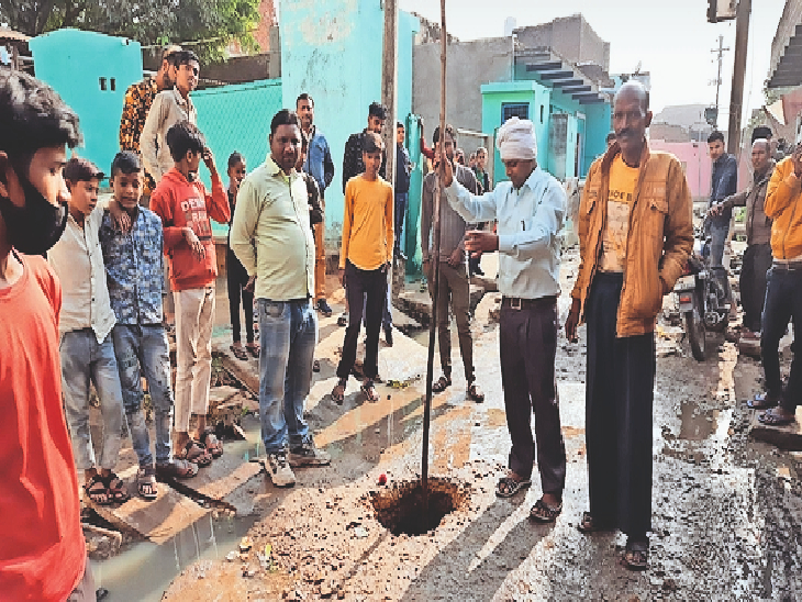 20 feet deep tunnel built on the main road due to flowing tap water for ...