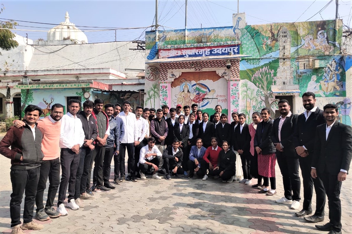 After reaching Udaipur jail, saw the arrangements and daily routine of the jail. | लॉ कॉलेज के ...
