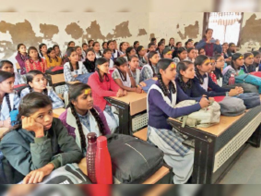 Information given to girl students in legal literacy camp | जिला विधिक ...