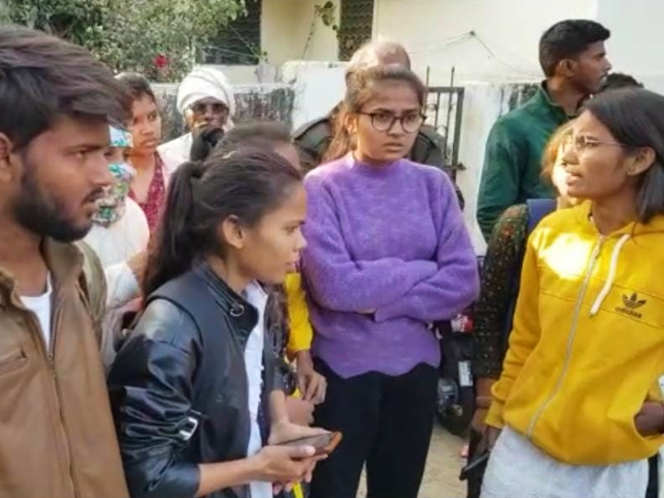 Angry girl students created ruckus for not getting scooty | स्कूटी ...