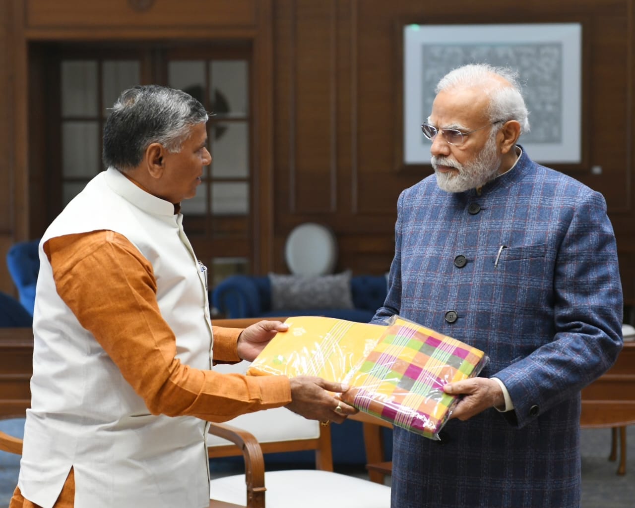 Showed the costumes made in Mathura jail to the Prime Minister | UP के ...