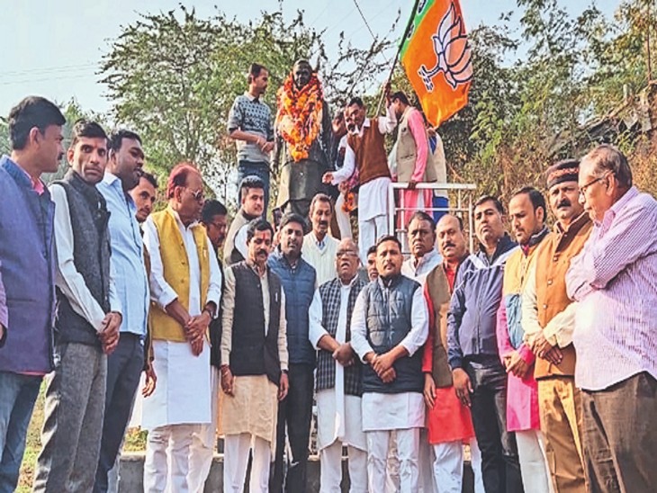 Bathed the statue by doing shramdaan, garlanded it and took the oath of ...
