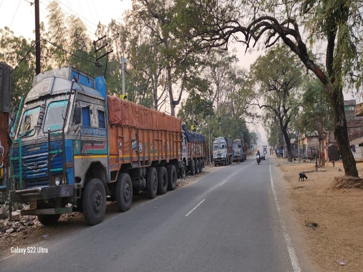 Police caught four trucks carrying coal, arrested two drivers and four ...
