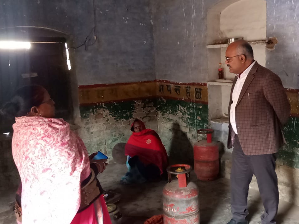 अनुपस्थित मिली सहायक अध्यापिका का एक दिन का वेतन काटने का दिया निर्देश ... अनुपस्थित मिली सहायक अध्यापिका का एक दिन का वेतन काटने का दिया निर्देश ...