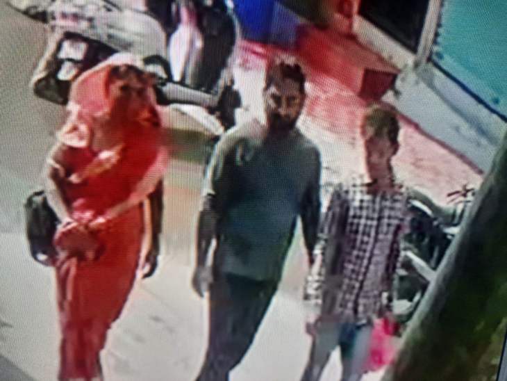 The salesman had taken off the gold tops by entangling the woman ...