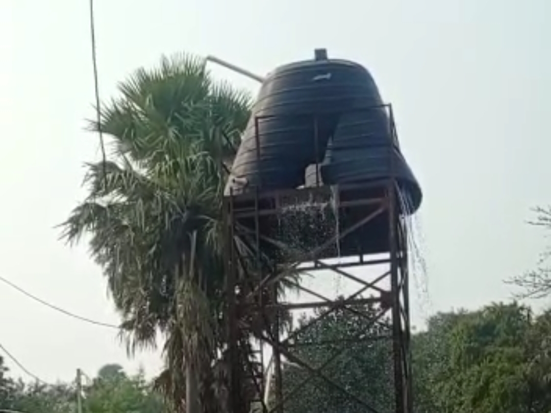 Water tank of Nal Jal Yojana burst in Nalanda; Villagers raising ...