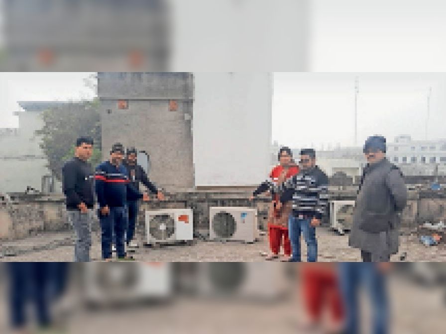 Shopkeepers demanded police officers to increase patrolling | 4 दुकानों ...