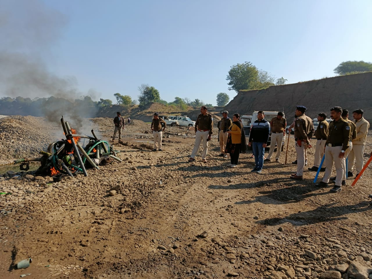 Police-administration raid on sand mafia hideout; illegal sand mining ...