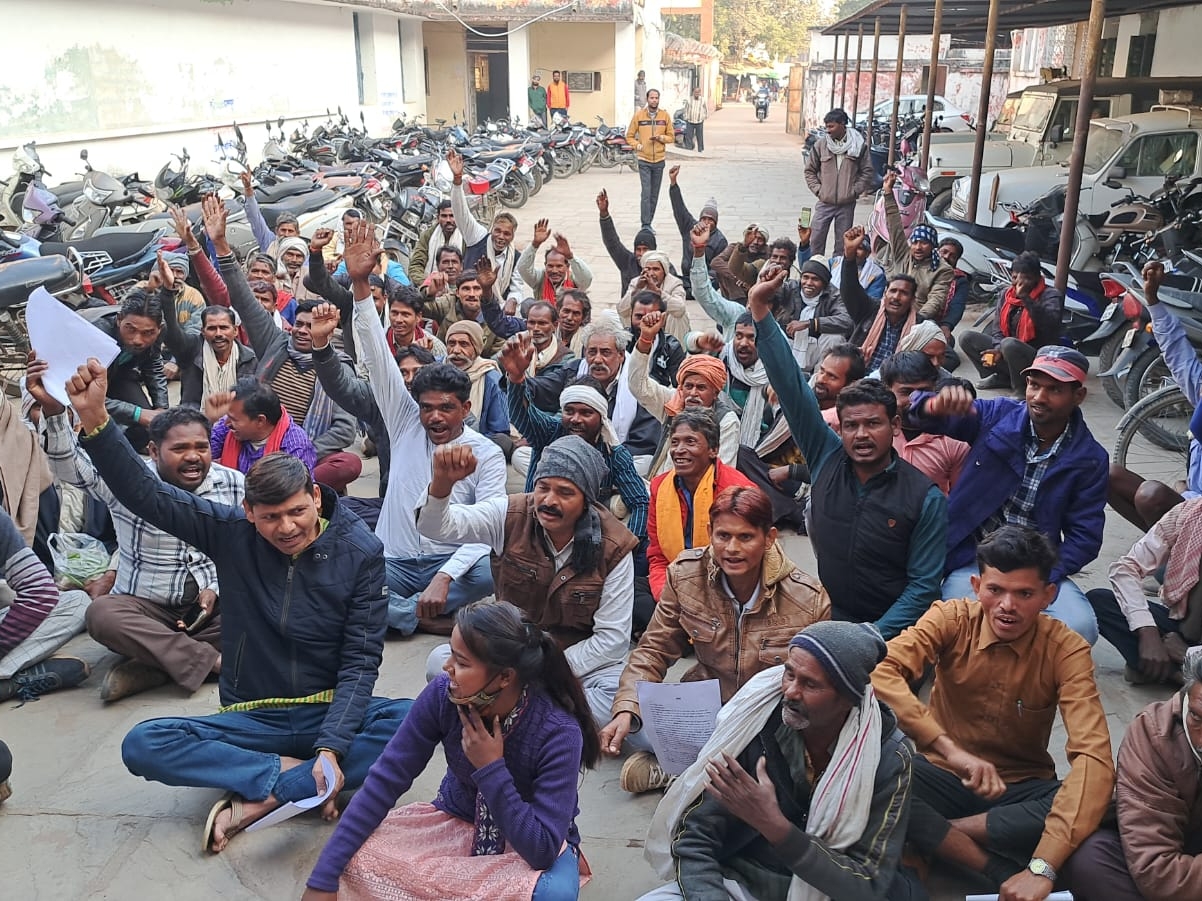 Ken Betwa link Hundreds of affected people gheraoed the collectorate ...