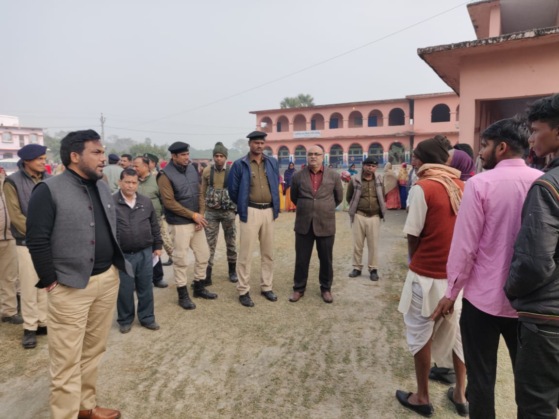 Vaishali DM Yashpal Meena and SP Manish arrived to inspect booths on ...