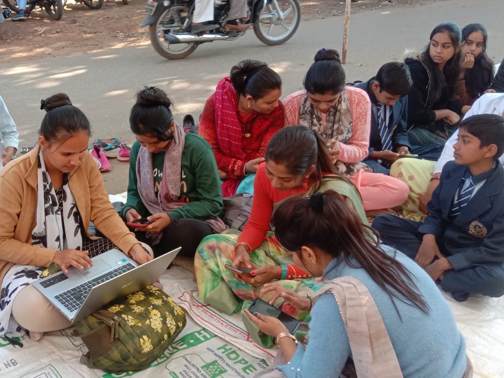 Protest continues on 15th day, memorandum submitted to Minister ...