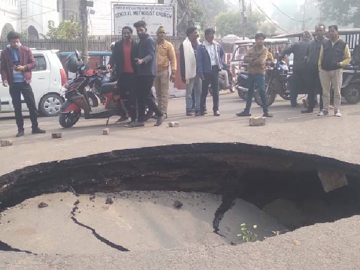 10 feet wide pothole on the road leading to Kaiserbagh, jam in the ...