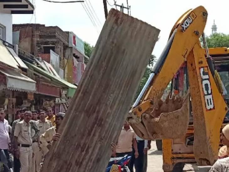 Stones pelted on team that went to demolish encroachment in Noida ...