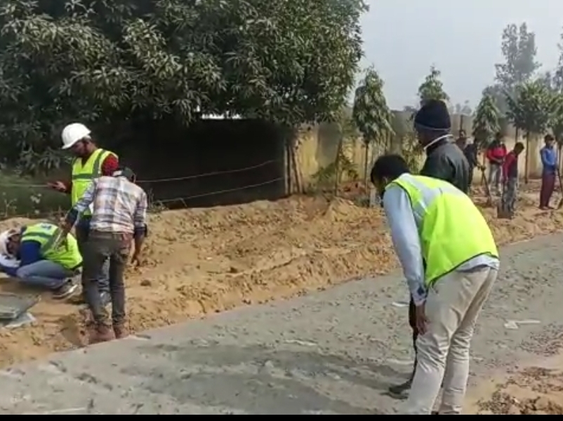 Construction being done under Pradhan Mantri Sadak Yojana, 100 meters built on the first day ...
