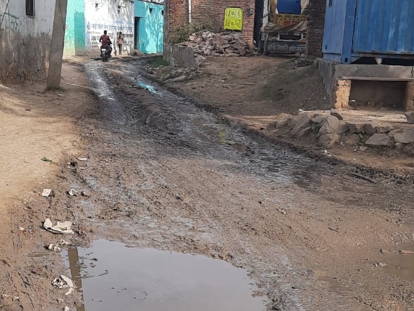 Mud filled on the common roads of the village, difficult to walk | डीग के चुल्हेरा गांव में आजमन ...