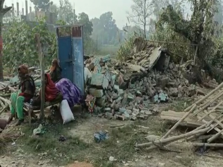 Houses of the poor built on illegal land were demolished, were living ...
