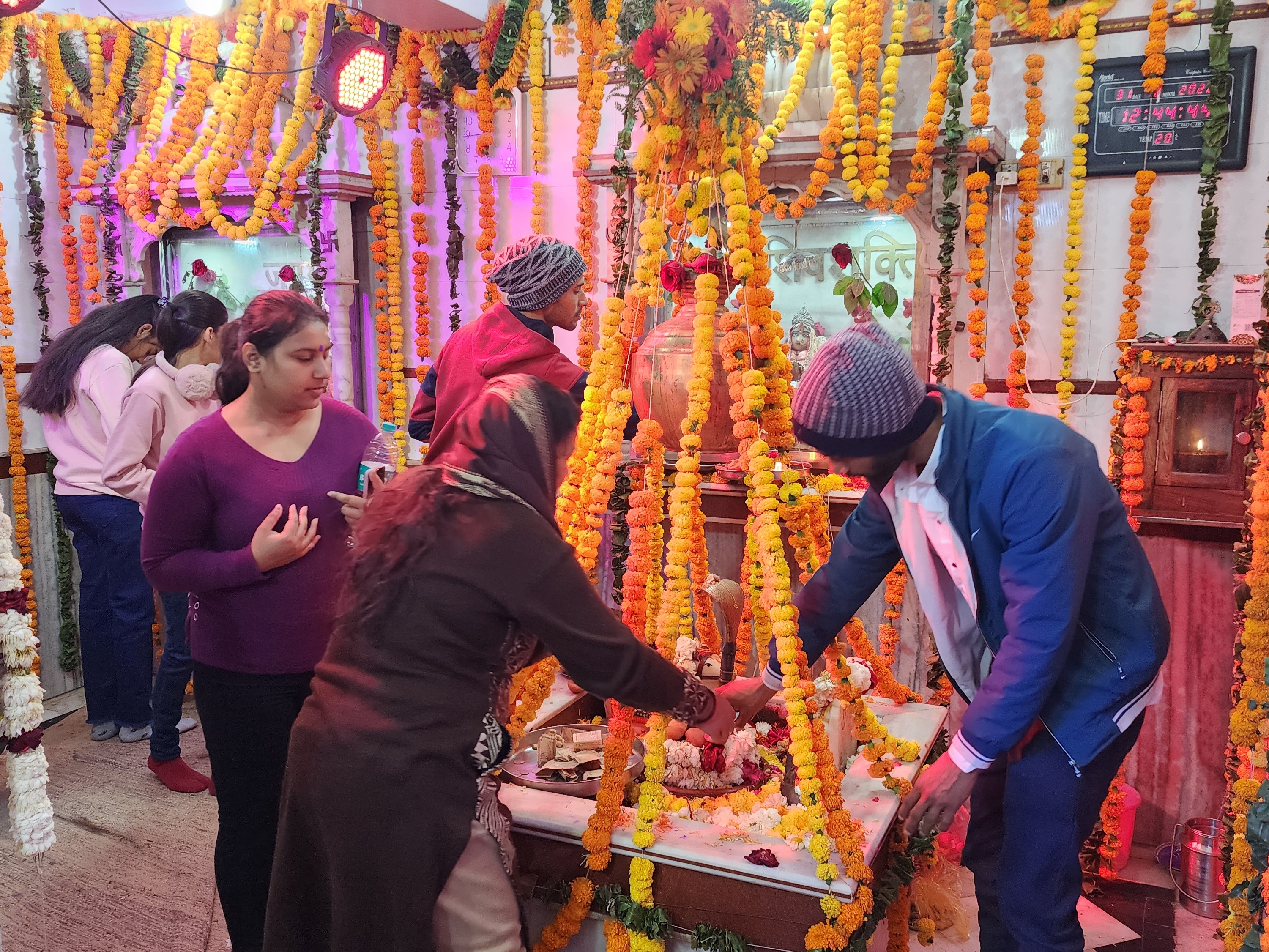 Devotees reached the door of Bavaliya Baba, crowd gathered at the tomb ...