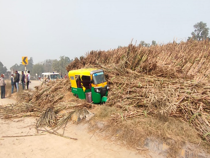 Azamgarh Overloaded truck overturned on tempo | आजमगढ़ में ओवरलोडेड ...