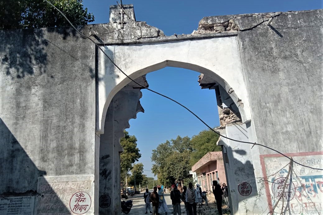 Neelkanth clashed with the main gate of Kabri Mahadev Temple | कंटेनर ...