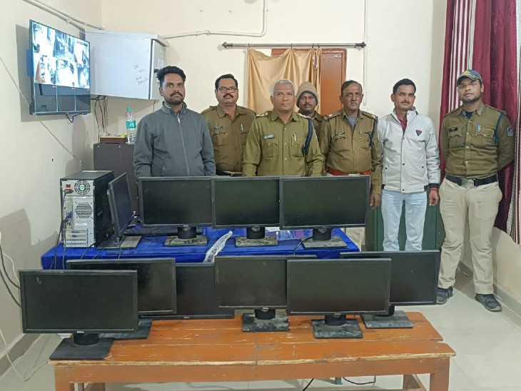 9 computer monitors were taken by breaking the lock of the school ...