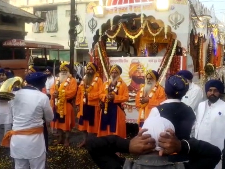 A large number of people of Sikh community participated | देवास में ...
