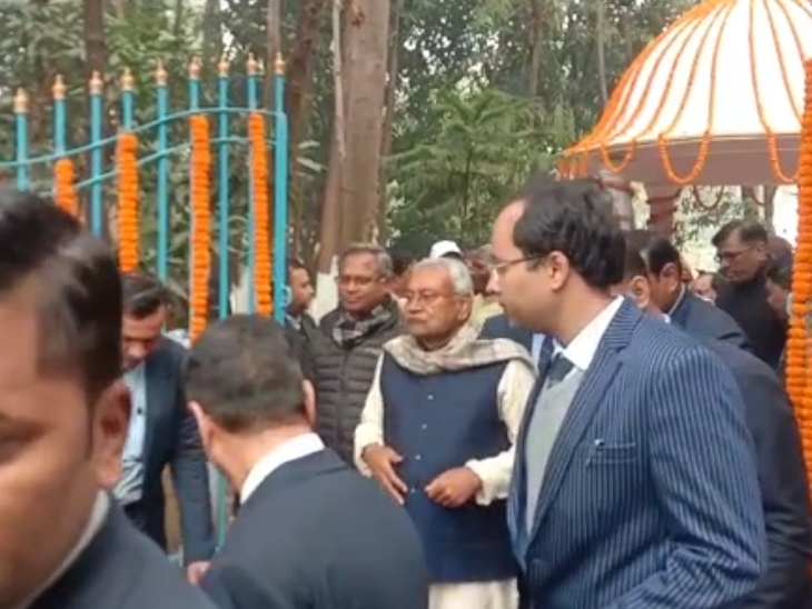 स्मृति वाटिका में आदम कद प्रतिमा पर किया श्रद्धा सुमन अर्पित | CM ...