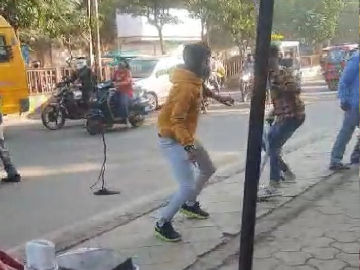 Gwalior Street Fight Viral Video; Two Groups Attacked Over Dispute ...
