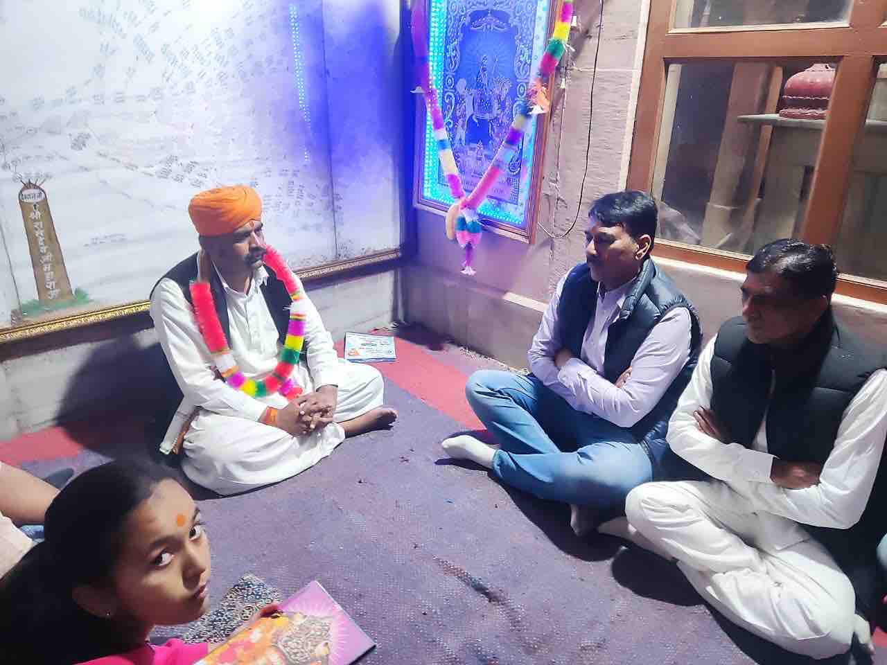 Blessings visited Baba's tomb, met the members of the committee ...