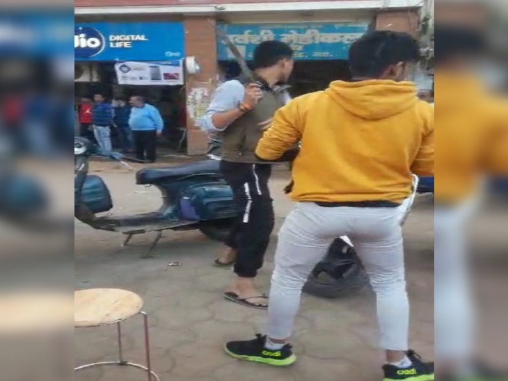 Gwalior Street Fight Viral Video; Two Groups Attacked Over Dispute ...