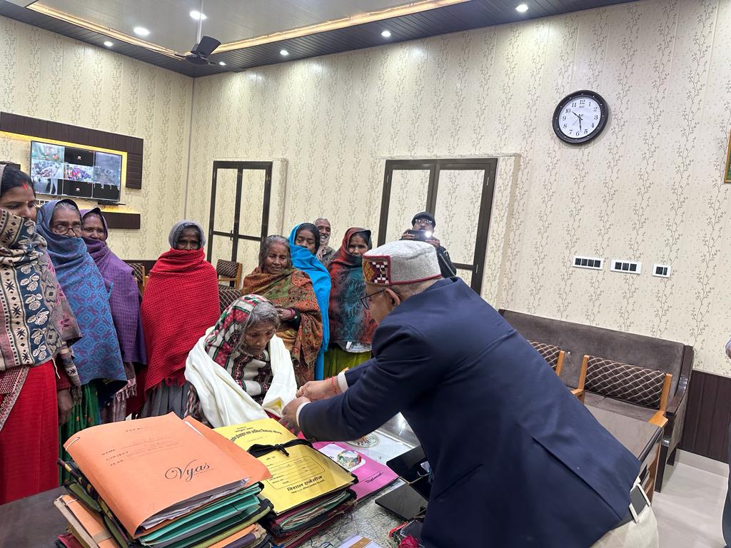 DM heard the complaint in Deoria, 71 cases came on the first working ...