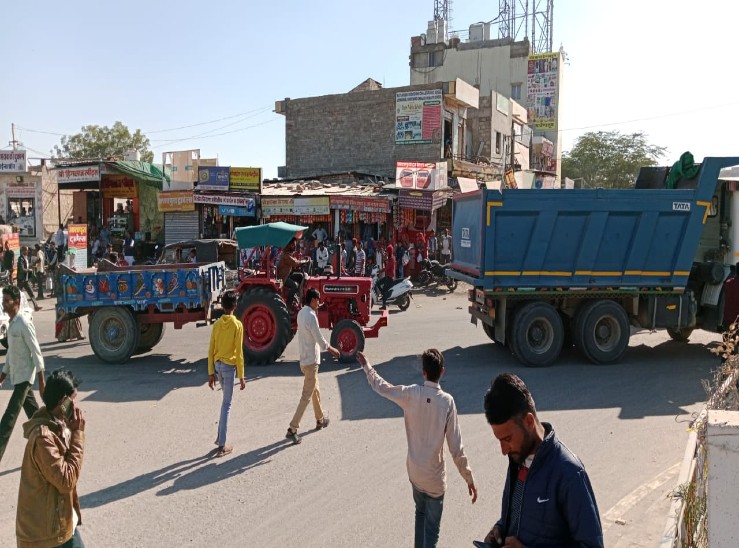 rajasthan barmer chohtan chouraha, Big accident averted, trailer was ...