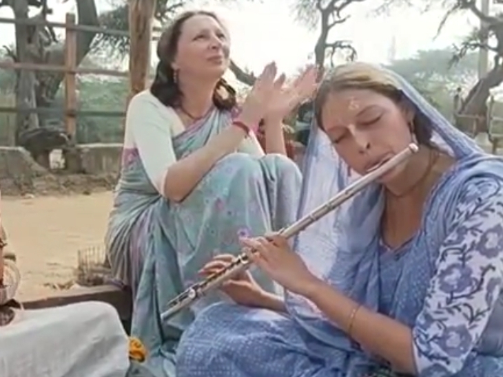 Devotee singing bhajan supported, crowd of onlookers gathered | कान्हा ...