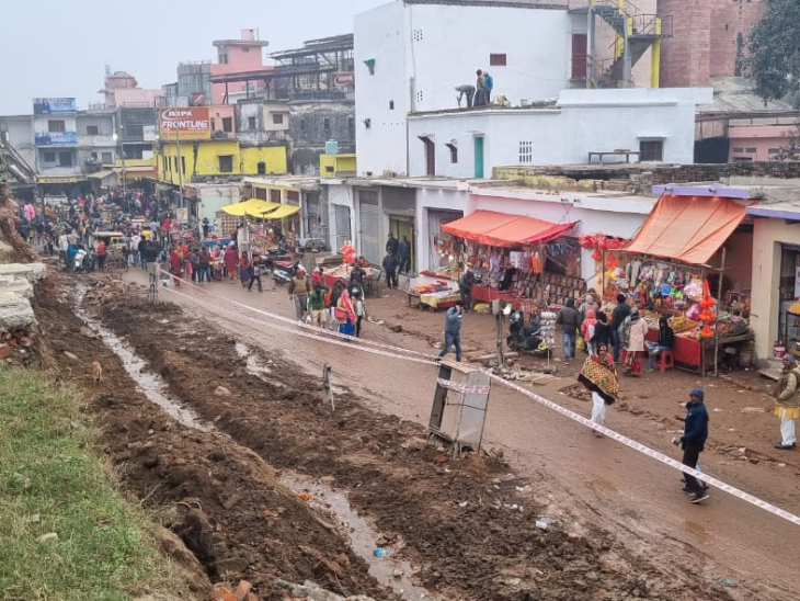 MP Lallu Singh and DM jointly handed over the allotment letter.Ayodhya ...