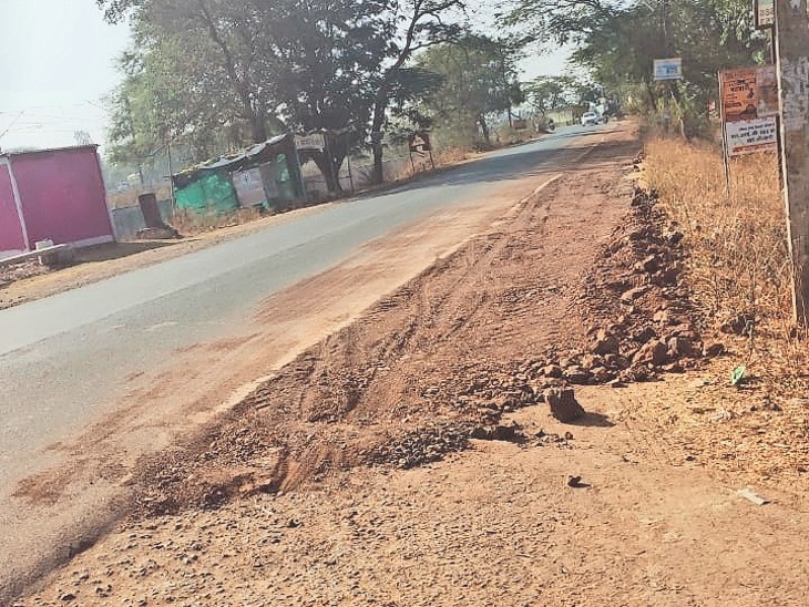 Muram being poured to fill the edges of the old highway | सड़क तो बना ...