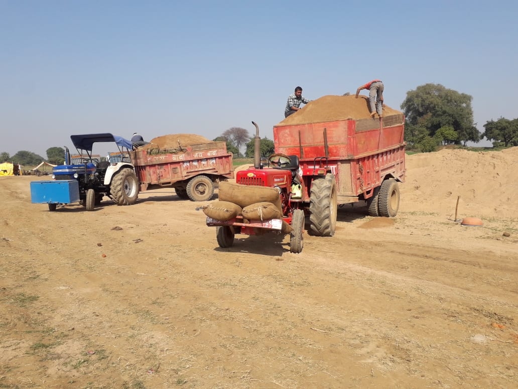 Extracting sand from inside the water, even heavy machines are ripping ...