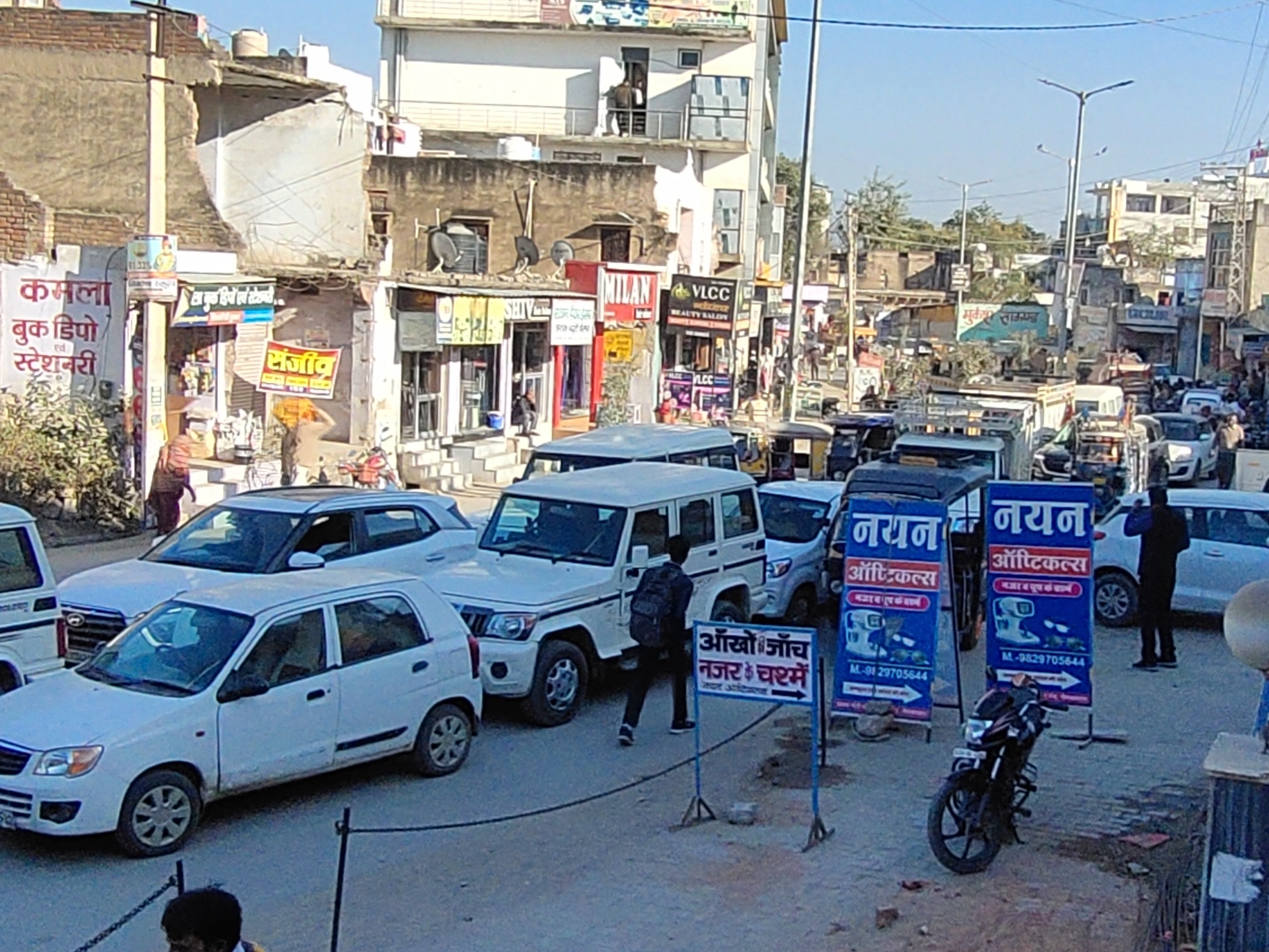 Overloaded trolley full of potholes got stuck in the city, one km long ...