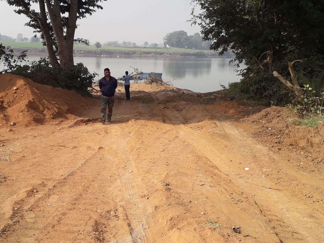 Extracting sand from inside the water, even heavy machines are ripping ...