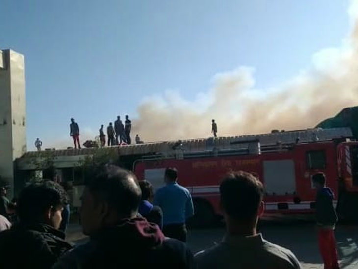 8 fire brigade made rounds, flames were seen 4 km away | उदयपुर की ...